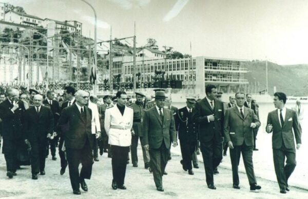 1963. El Caudillo de España Francisco Franco inaugura el espectacular ...